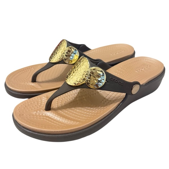 CROCS | Shoes | New Crocs Sanrah Hammered Circle Wedge Flip Sandal ...